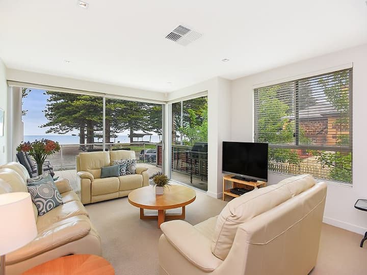 Breeze Beachfront Apartment No 1 - Wi-fi, Parking - Victor Harbor