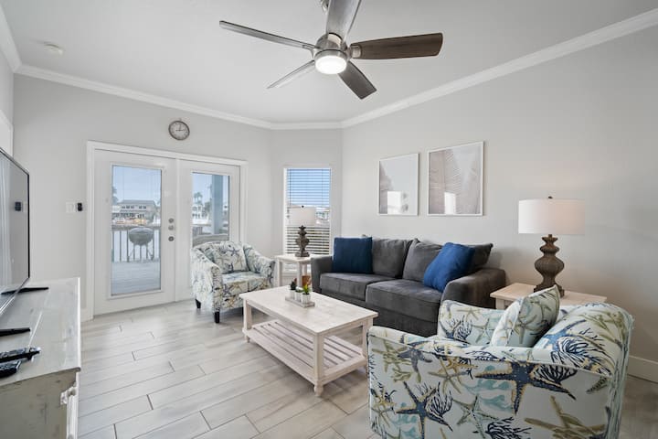 1st Floor, 2 Bedroom Condo W/ Water Views & Pool! - Corpus Christi, TX