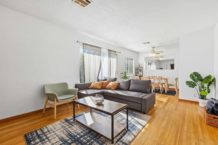 A Pet Friendly 3br/2ba Queen Suite In West Covina - West Covina, CA