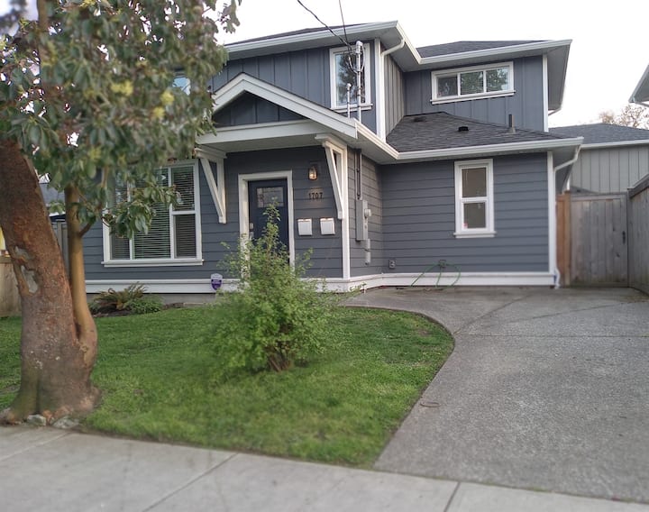 #114 Haultain St - Newly-built Full 4 Bedroom House - 維多利亞