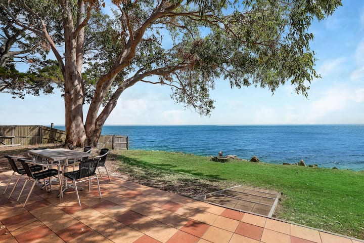 Absolute Waterfront Property On Rock Wall - North Stradbroke Island
