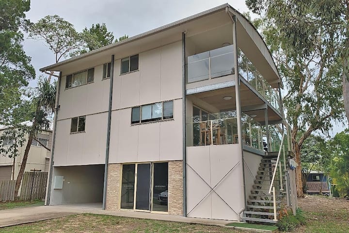 Modern 3 Level Home, Central Location - Moreton Island
