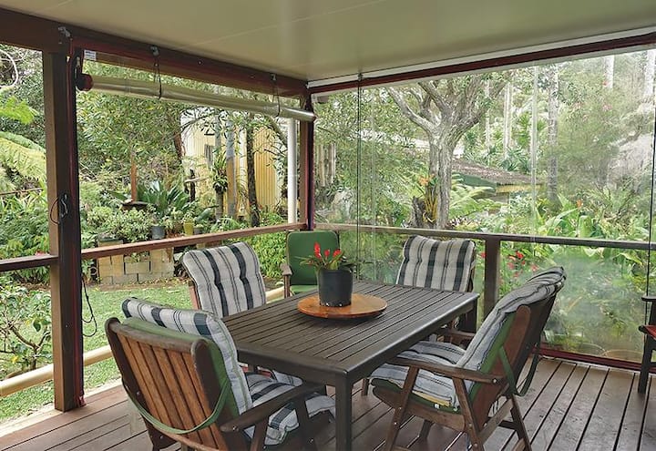 Original House, Large Gardens In Bush Setting - North Stradbroke Island