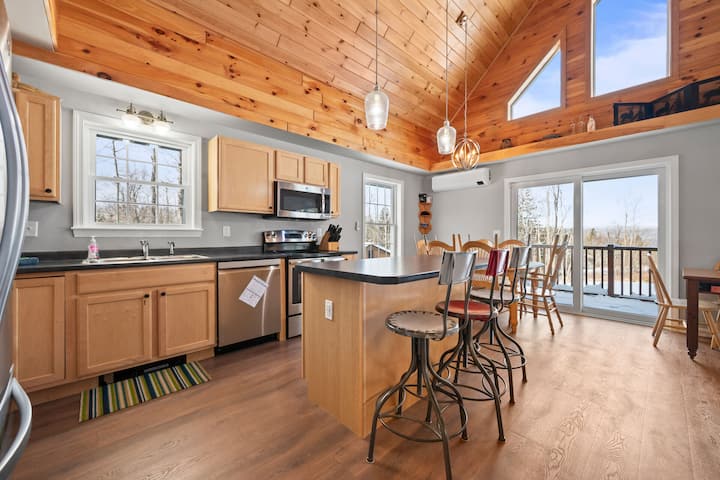 Deer Crossing Retreat - New Home, Great Location - Maine