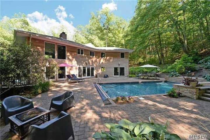 Frank Lloyd Design Villa | Perfect Getaway - Huntington, NY