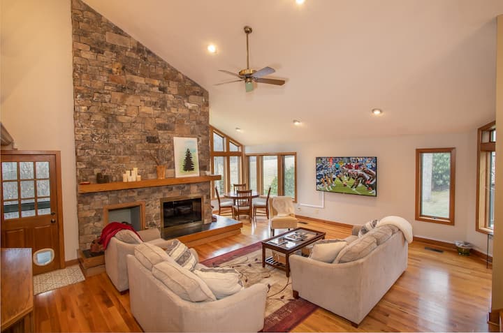 Prive 7br Mtn Lodge, Views, Decks, Creek, Outdoor Open Haard, Petfriendly, Tafelvoetbal - Boone, NC
