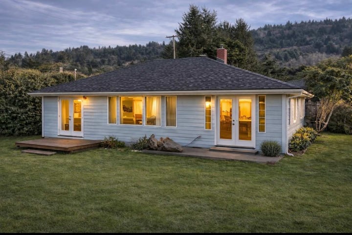 Surfside Beach House Near Ancient Redwoods - Smith River, CA