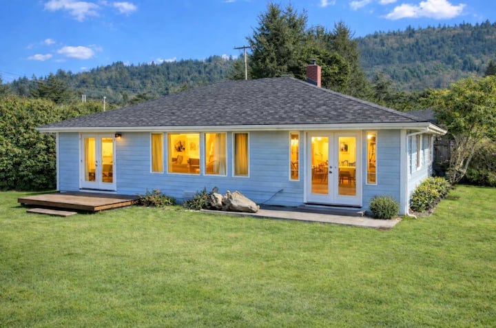 Surfside Beach House Near Ancient Redwoods - Smith River, CA