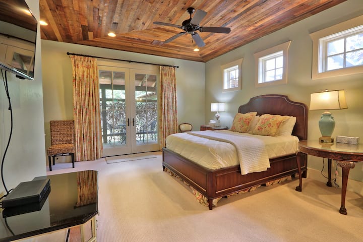 Romantic Couples Getaway At Fall Creek Vineyards - Driftwood, TX