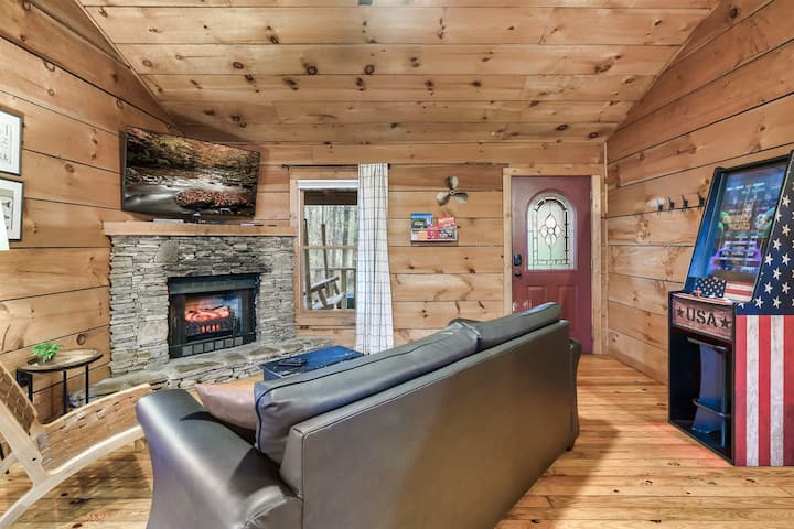 Hot Tub | Dog Friendly | Near Tuckaleechee Caverns - Townsend, TN
