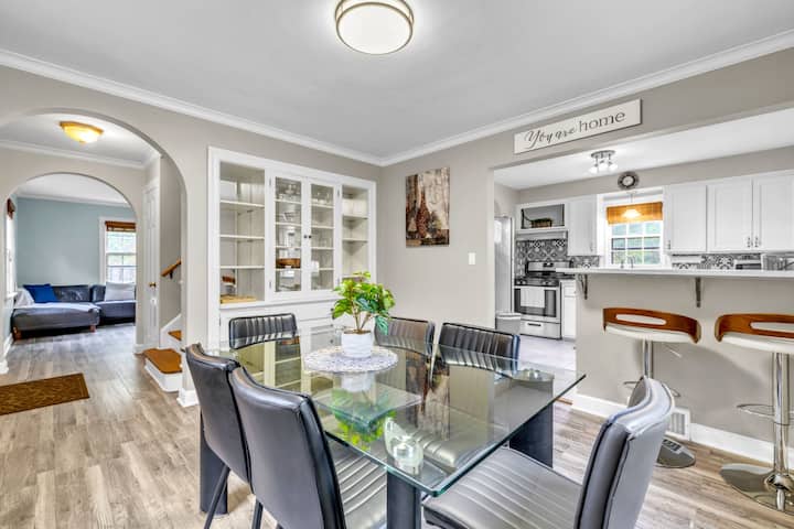 Beautiful 10-person Home ~Game Room~pet Friendly - Rockford, IL