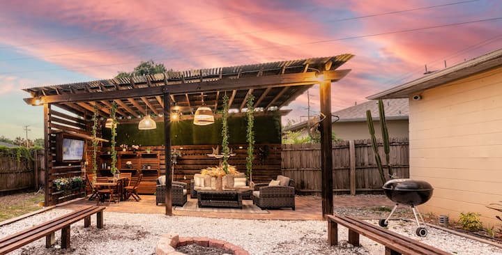 Upscale 4 Br Ybor Hse With Outdoor Living Space - Tampa, FL
