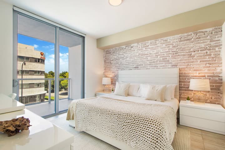 One Bedroom Condo King Bed With City Views - Miami, FL