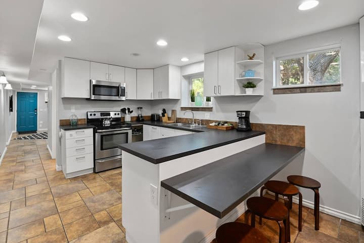 Basement Retreat: Private Entry, Updated, Ski Passes, Sleeps 8, Near Trax Station, 3 Tvs, Patio! - Cottonwood Heights, UT