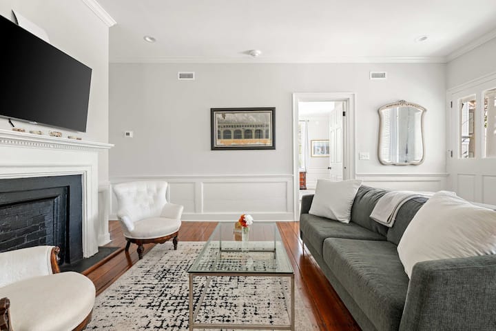 The Parlor | 1bd W/ Huge Porch, King Bed + Parking - Charleston, SC