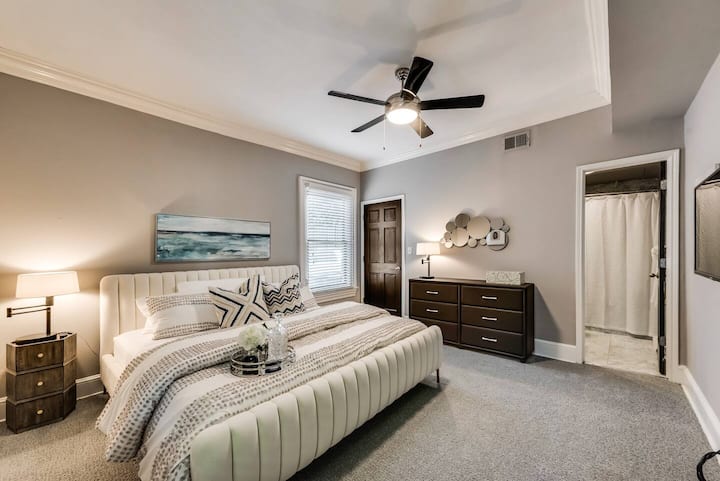 Spacious 1-br Retreat Off Swiss - Dallas, TX