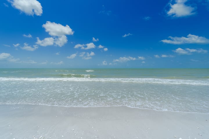 Sunshine And Sea Breezes! - Sanibel, FL