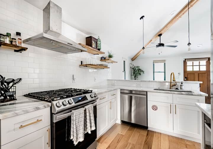 Entire Remodeled Home | Walk Downtown | Pool - Austin, TX