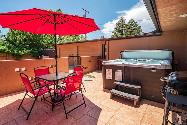 Myrinn – Red Rock Views & Hot Tub Near Trails - Sedona, AZ