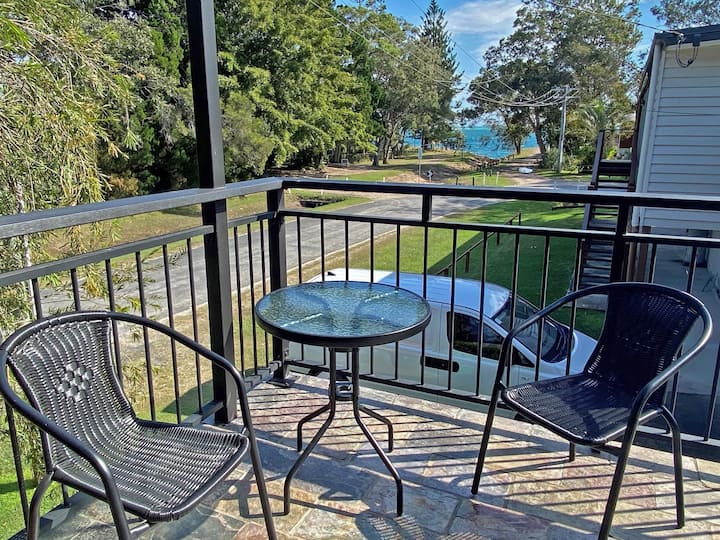 Large Five Bedroom Home Close To Rock Wall - North Stradbroke Island