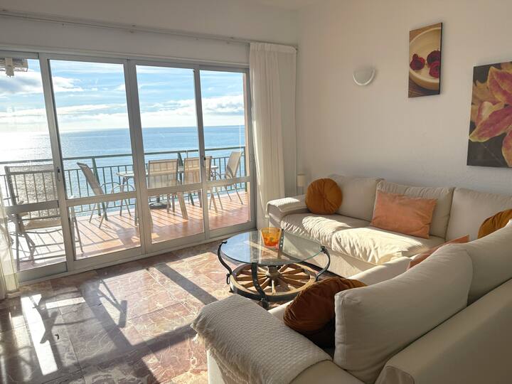 Fuengirola Seafront 2 Bed -  Dining & Beach Club - Fuengirola