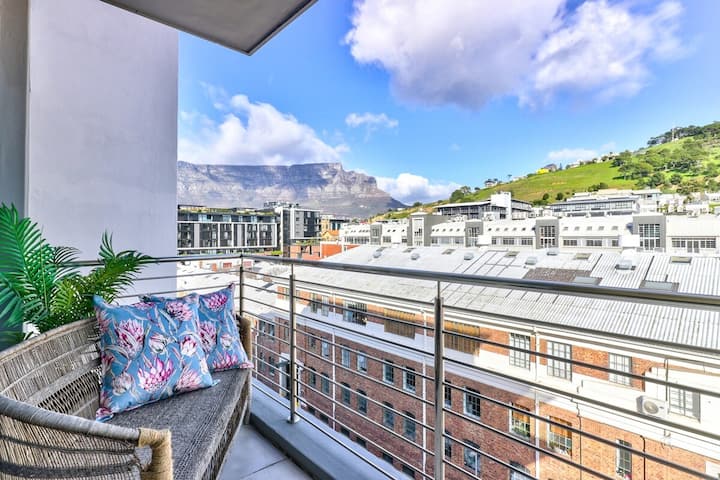 Chic Apartment With Wrap Around Balconies & Views - Cape Town