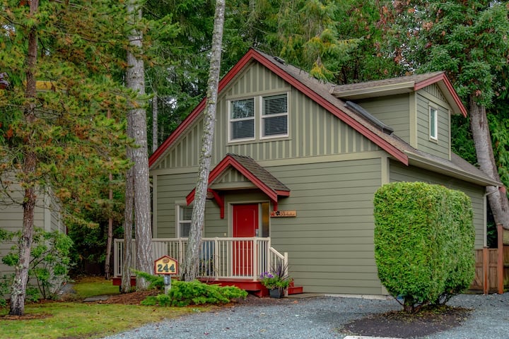 Pool & Hot-tub, Peaceful & Immaculate - Parksville