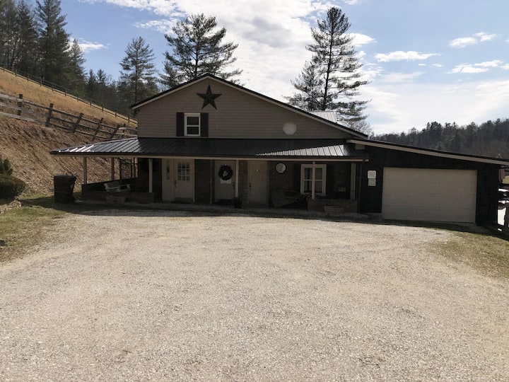Secluded Large Group Cabin With A Hot Tub And Wi-fi - Kentucky