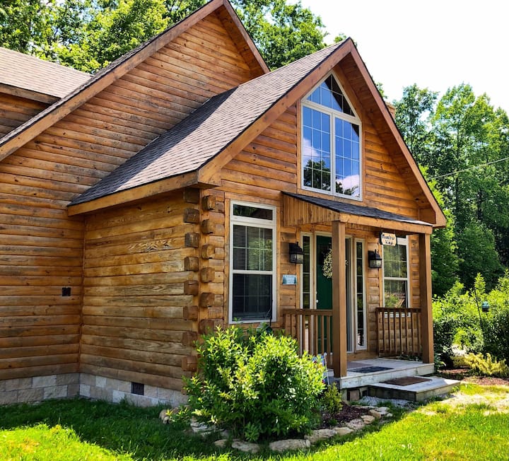 Spacious Cabin With Hot Tub And Wood Burning Fireplace And Wi-fi - Slade, KY