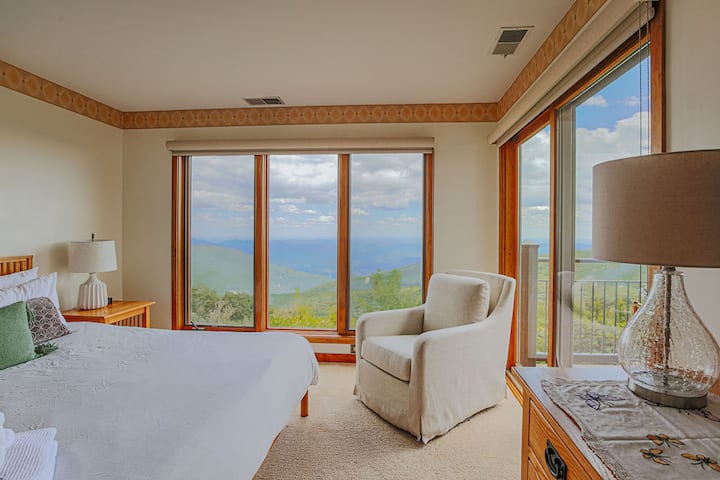 Panoramic Peak: Wintergreen Condo With Views - Wintergreen, VA