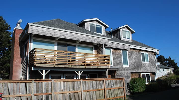 132 6th -Renovated With Ocean And Mountain Views - Cannon Beach, OR