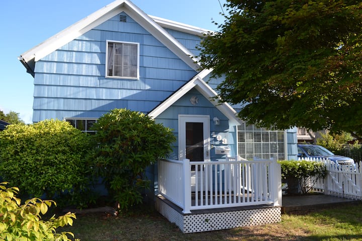 Very Nice 2 Story Family Home 2 Blocks To The Beach Access, Jetted Tub, Sleeps 8 - Cannon Beach, OR