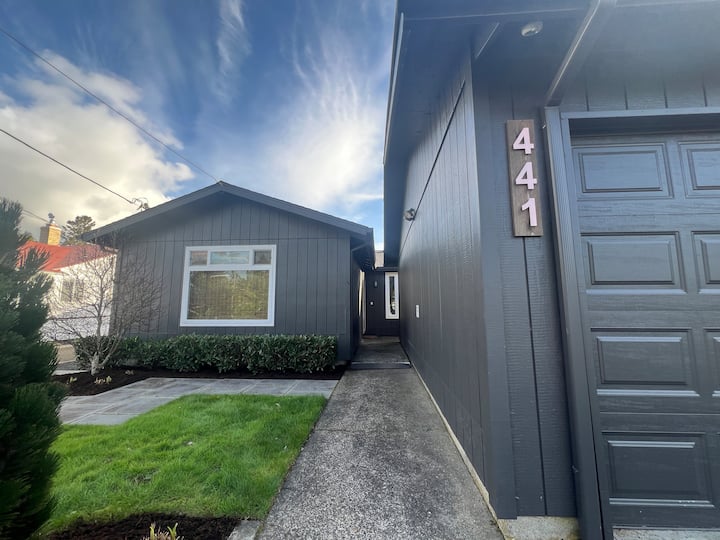 441 15th Ave - Super Comfy 3 Bed Home, Lovely - Gearhart, OR