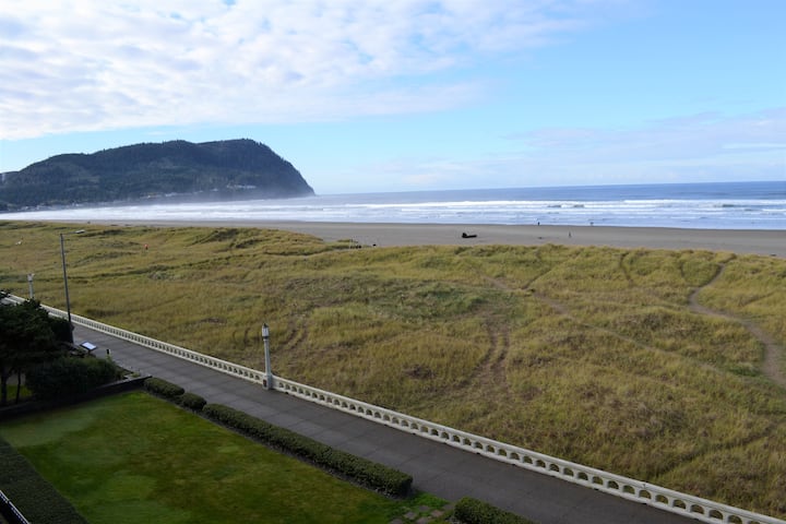 Oceanfront 4th Floor, Corner Unit W/balcony & Spectacular Ocean Views - Cannon Beach
