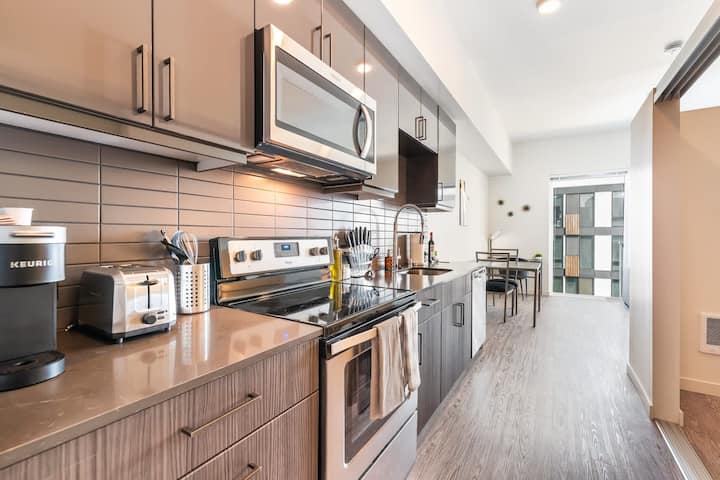 Modern 1br 1ba - Long Term Gym Parking Redmond Dt - Redmond, WA