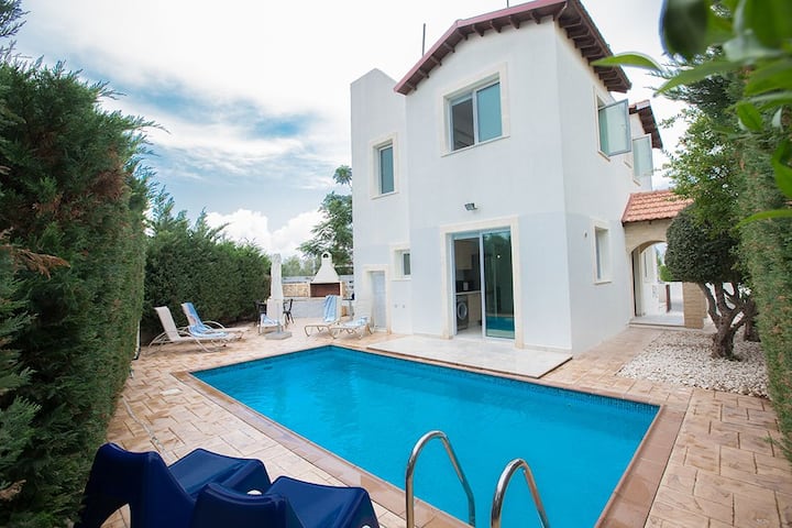R 3031 Villa Kate48 With Sunbeds, Parking Area. - Paphos