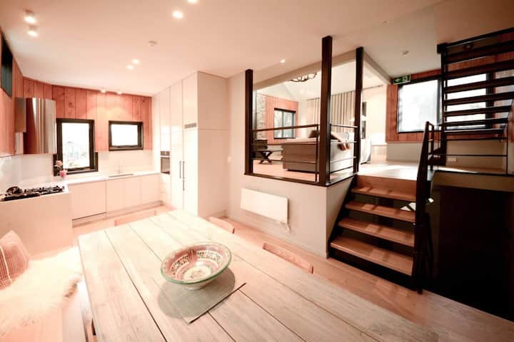 Renovated Modern Alpine Chalet - Snowy Mountains