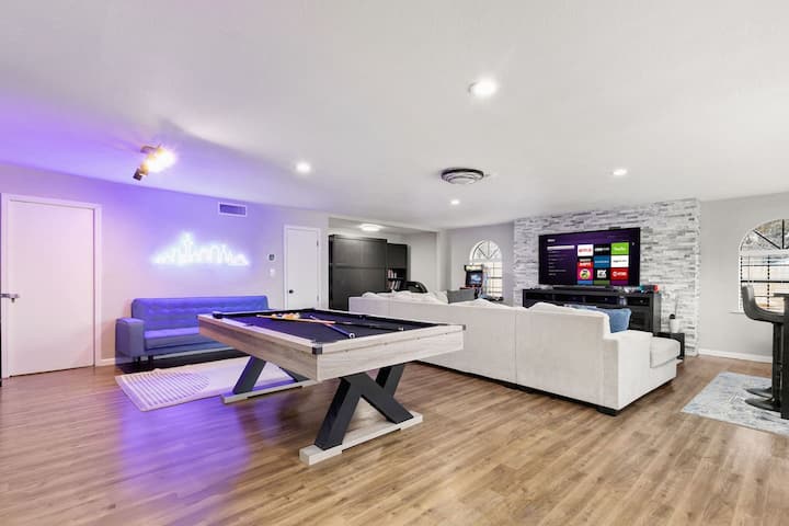 Spacious Family Retreat- Hot Tub, Games & Fire Pit - Alamo Heights, TX