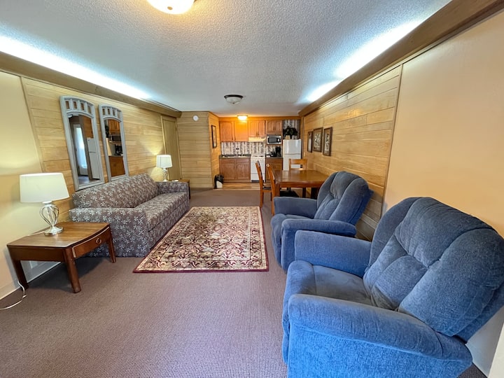 Carr's Family Suite 10 & 11 - 2 Rooms 4 Beds & Kitchen - Gatlinburg, TN