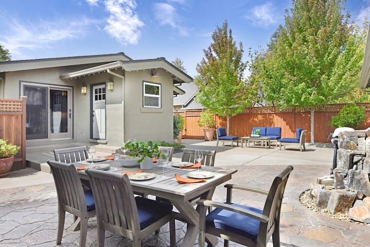 Downtown Healdsburg Wine Country Retreat - Healdsburg, CA