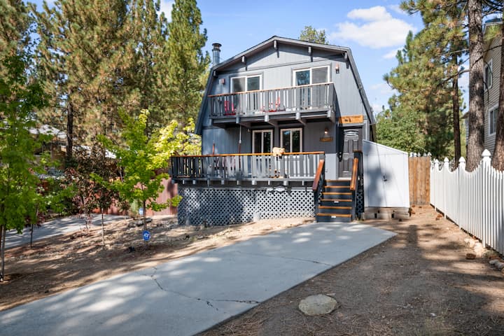 Walk To Village With Game Room & Fireplace - California