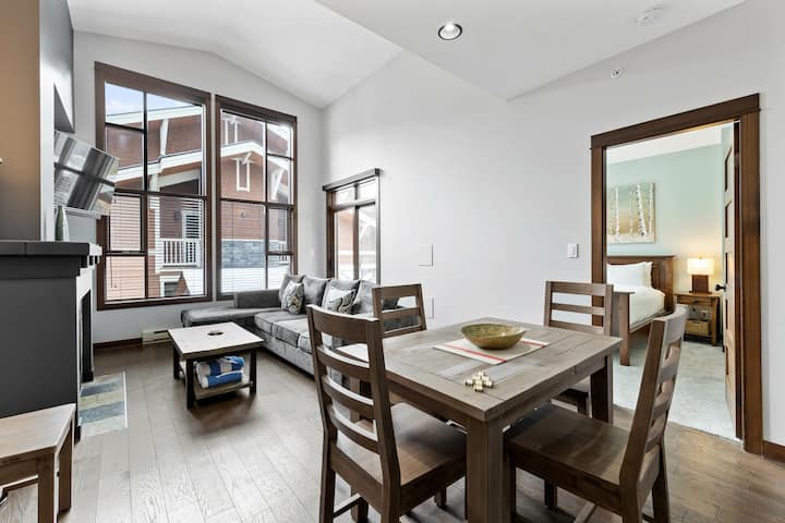 Bright, Elegant, Peaceful Ski In/out Condo - Sun Peaks