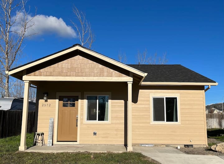Charming 2br Cottage • Near Freeway-cul-de-sac - Phoenix, OR