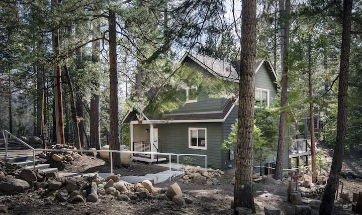 (11n) Margaret's At The Redwoods In Yosemite - Fish Camp