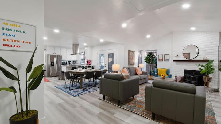 New! * Modern Remodeled Home * King Beds * 70" Tv - Roseville, CA