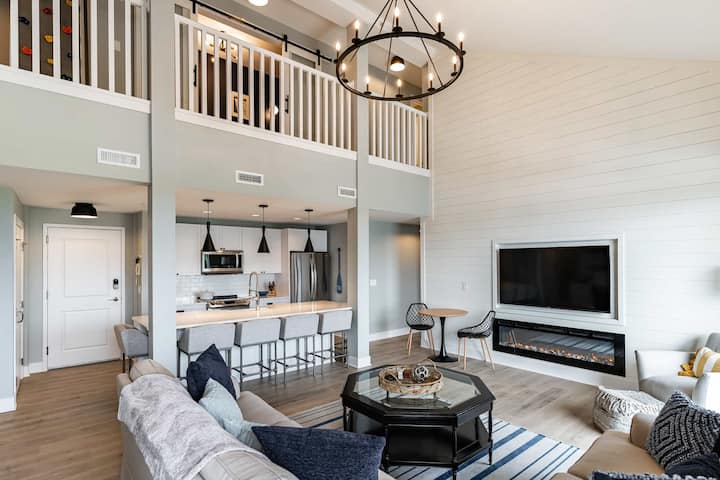 Spacious Condo Perfect For Fun Family Getaways - Grand Haven, MI