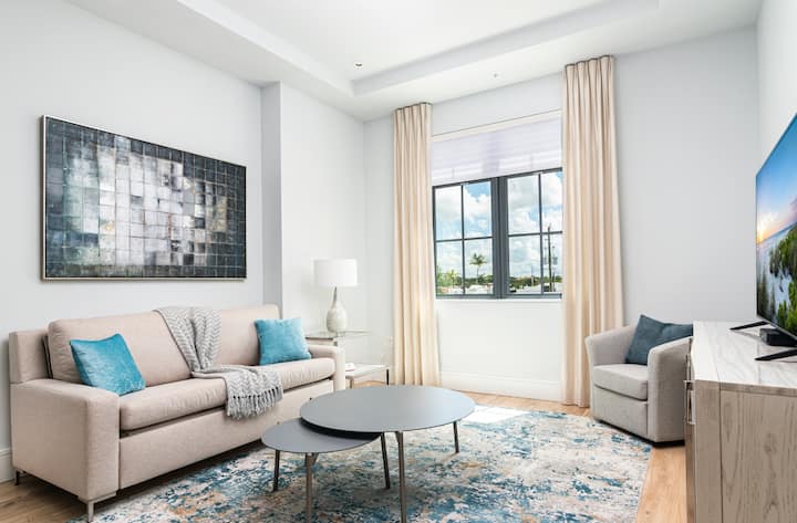 Soce Flats 207 - Luxury Condo Steps To 5th Avenue - Naples, FL