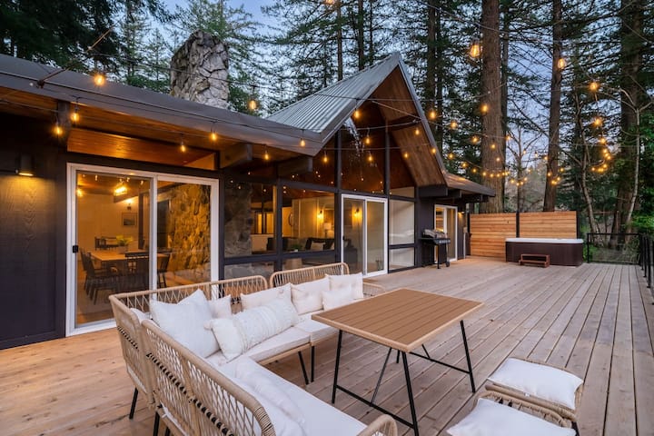 Luxe Riverfront A-frame | Hot Tub | Fishing - Washougal, WA