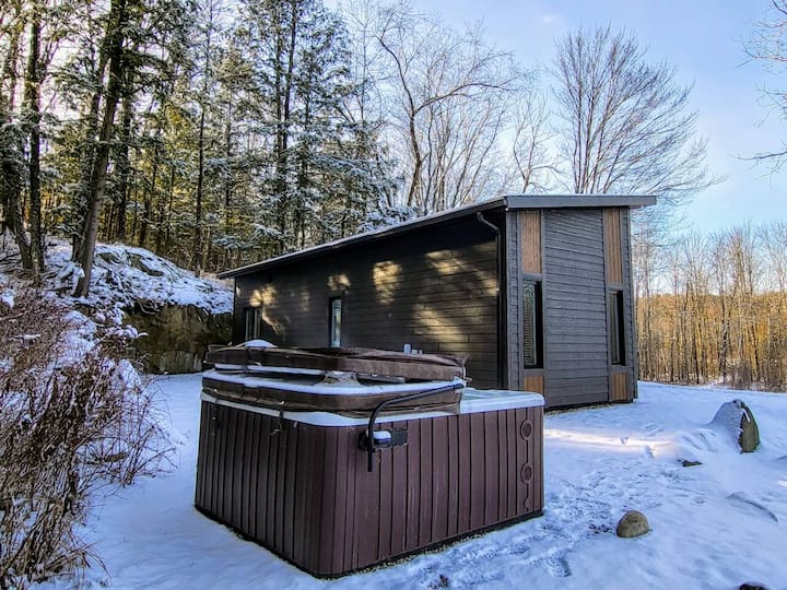 Mordern Cabin 2_zen_spa_firepit_winter_getaway - Lac-Simon