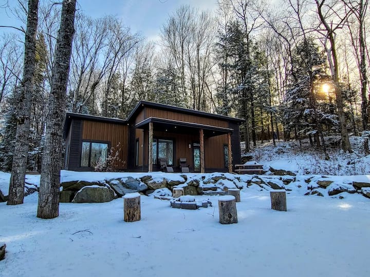 Mordern Cabin 2_zen_spa_firepit_winter_getaway - Lac-Simon